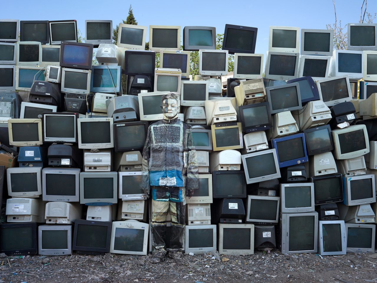 Vanishing Point: Liu Bolin hand-paints camouflage to blend himself into ...