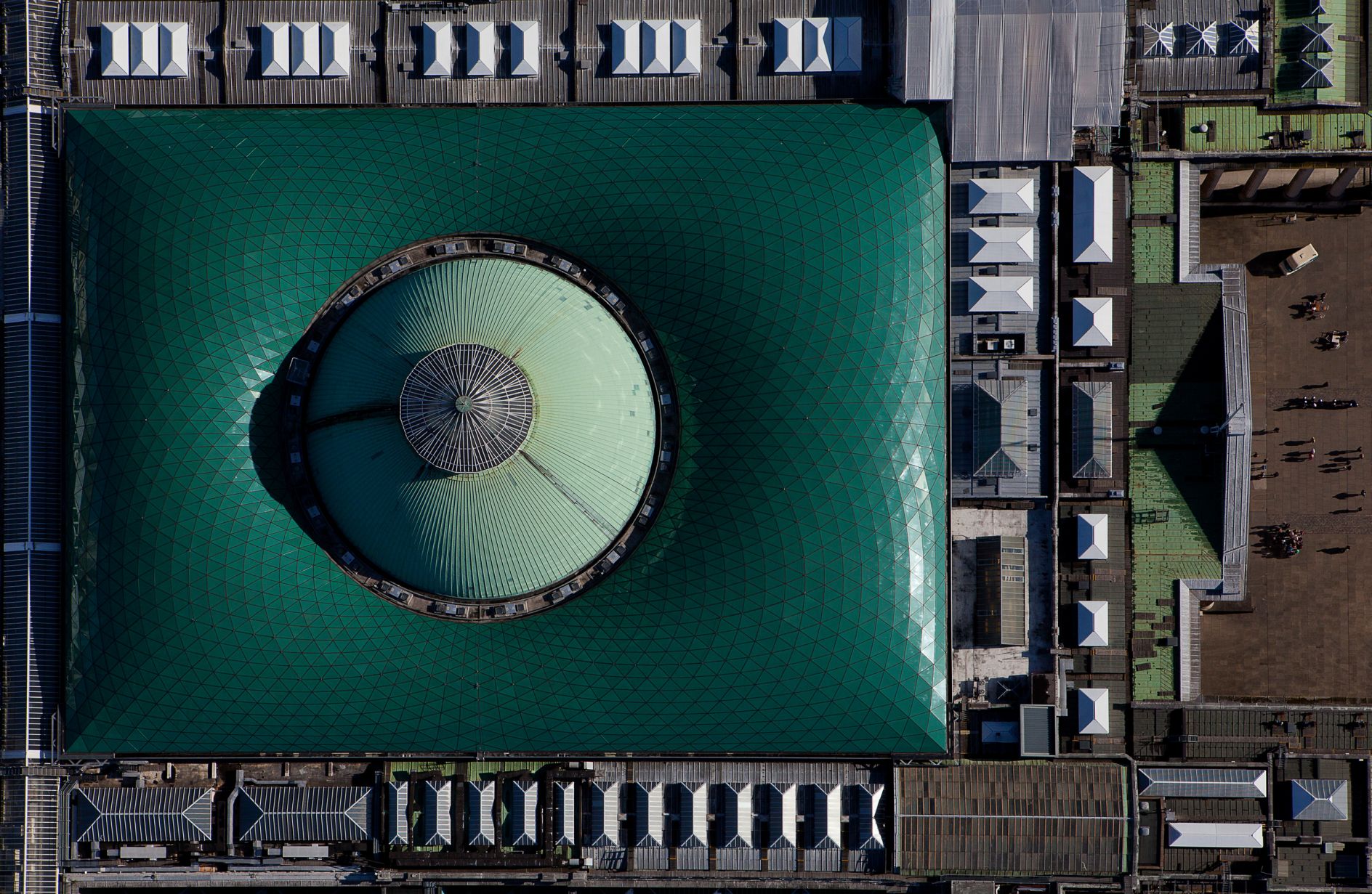 London shot from above reveals a stunning new perspective of its famous ...