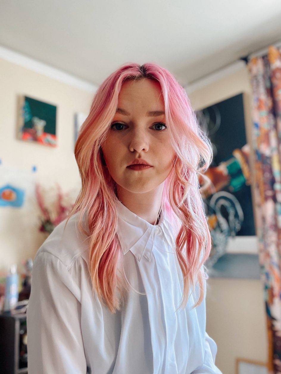 Realist paintings by Amy Lewis that offer snapshots of ordinary life ...