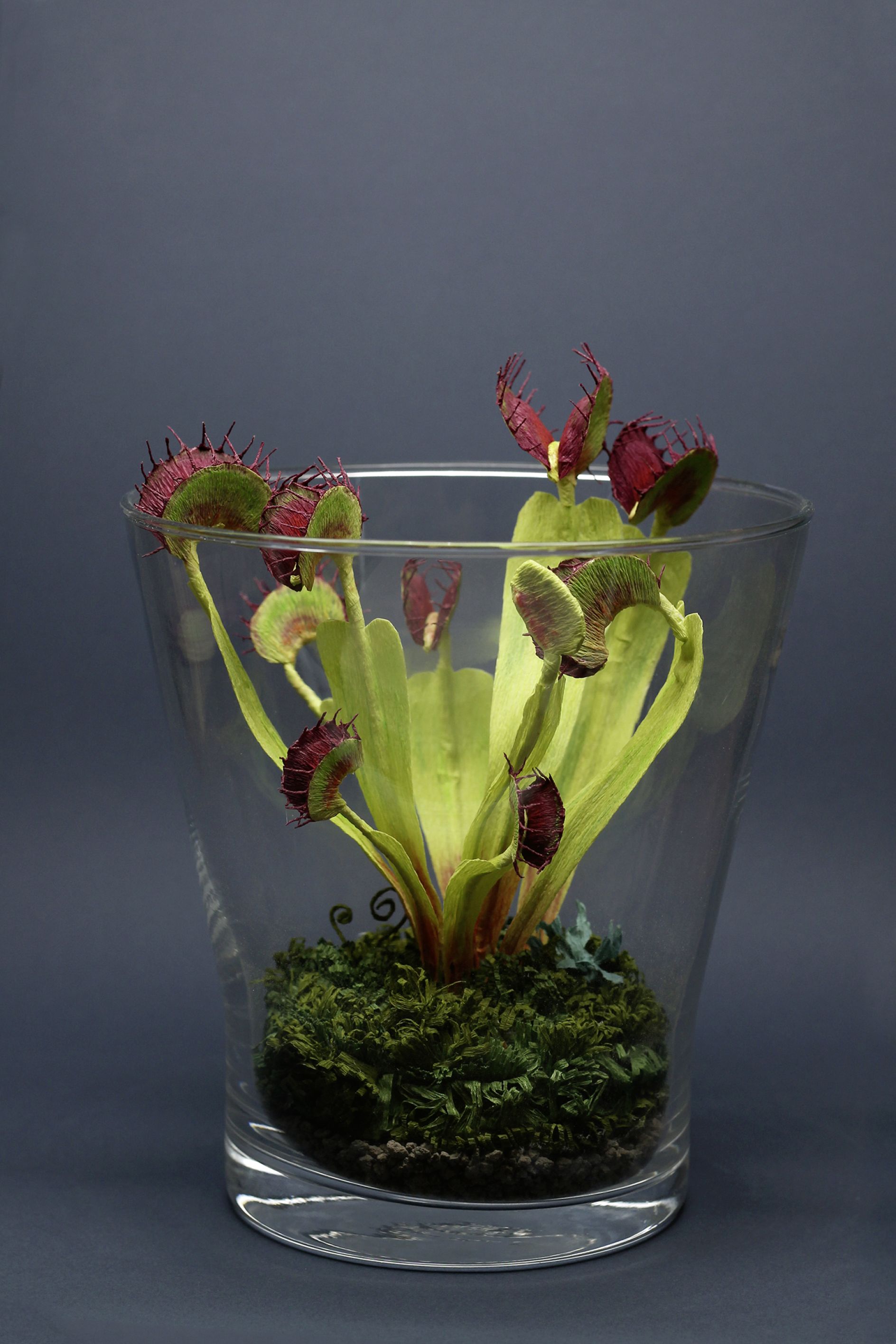 Life-like paper insects painstakingly made from fine crepe paper ...