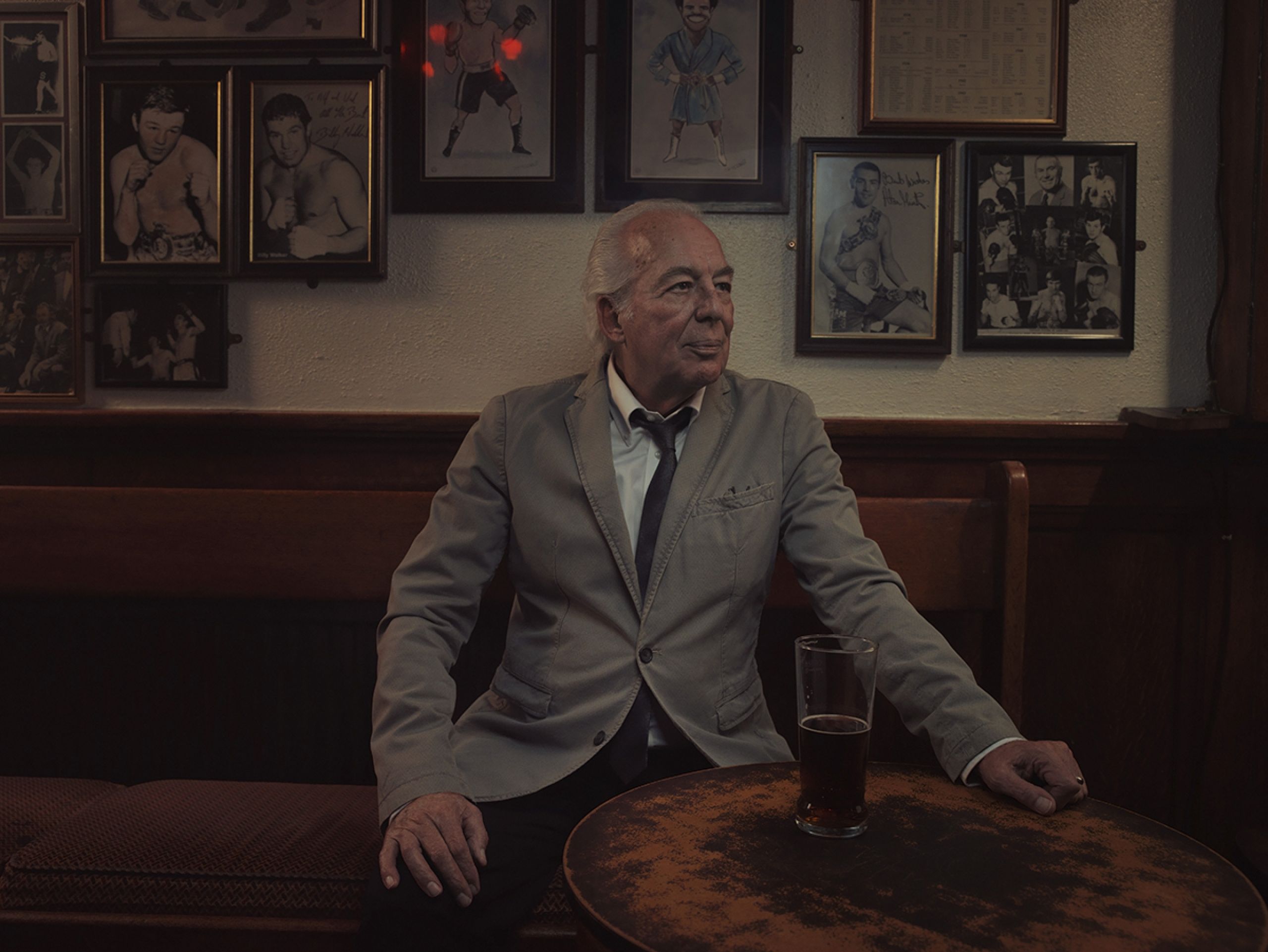 The Last of the Crooners: Tom Oldham captures iconic pub singers in ...