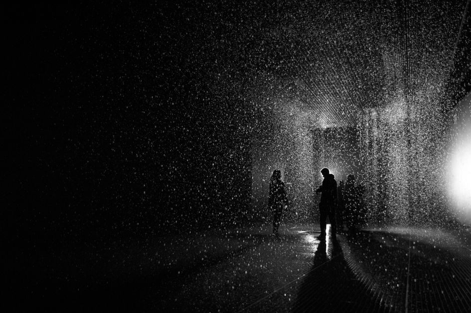 Photographer beautifully captures people enjoying a unique Rain Room ...