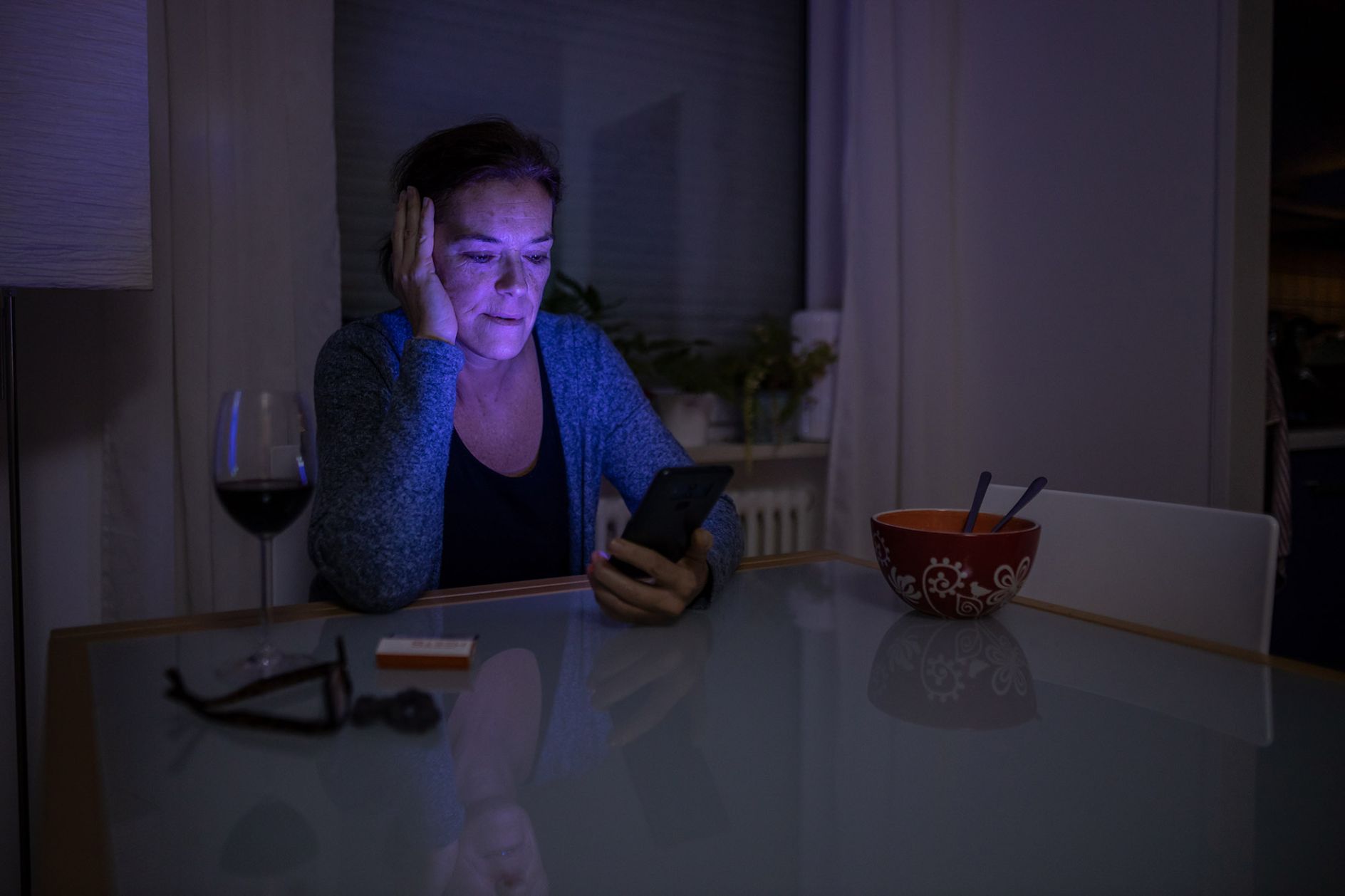 Portraits of people in lockdown with their faces illuminated by their ...