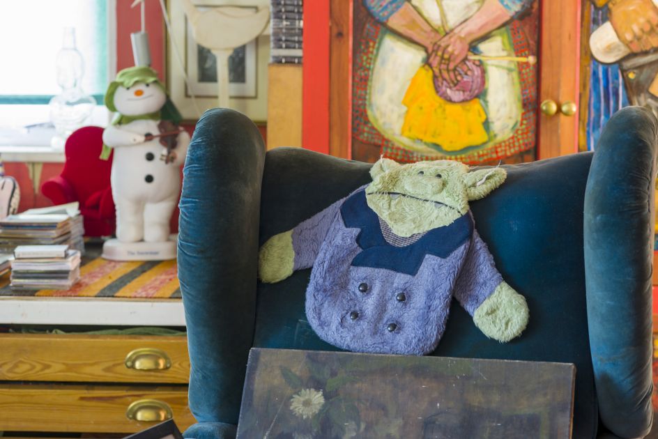 Explore the life and works of Raymond Briggs in the late author ...