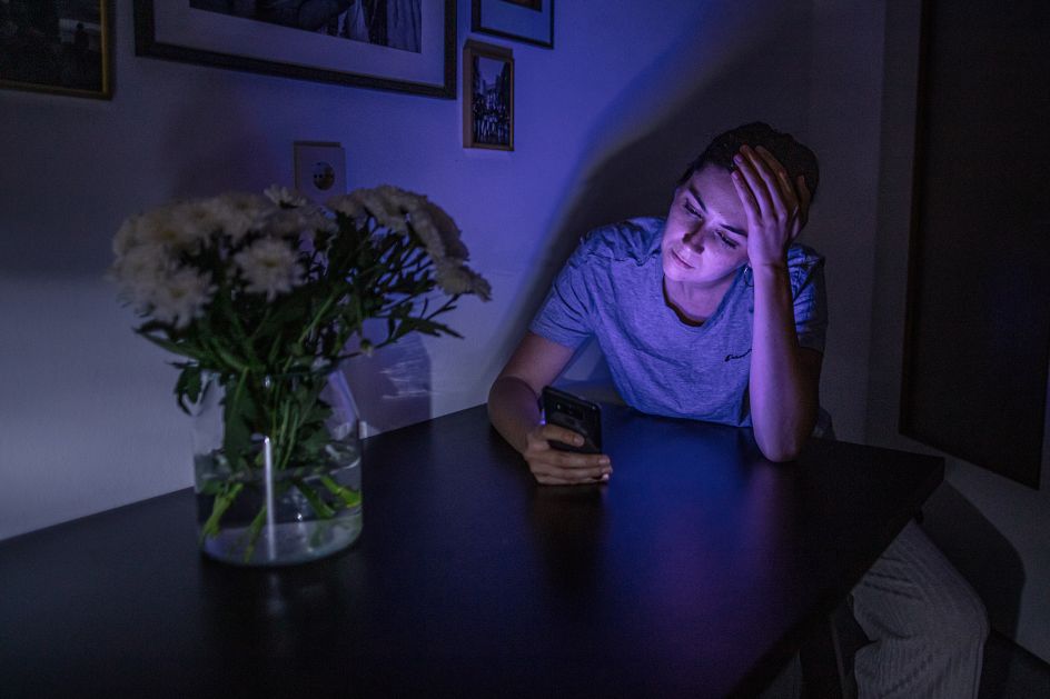 Portraits of people in lockdown with their faces illuminated by their ...
