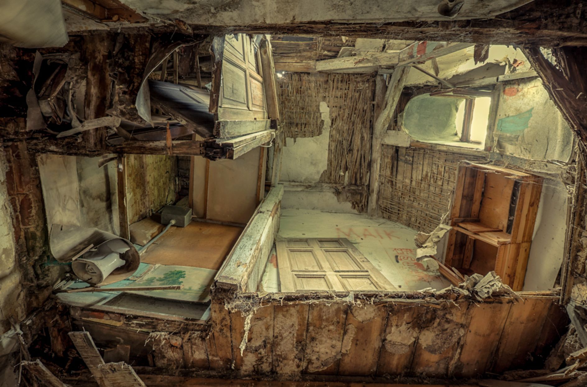 Abandoned Buildings: Photographer shows us a glimpse of the end of the ...
