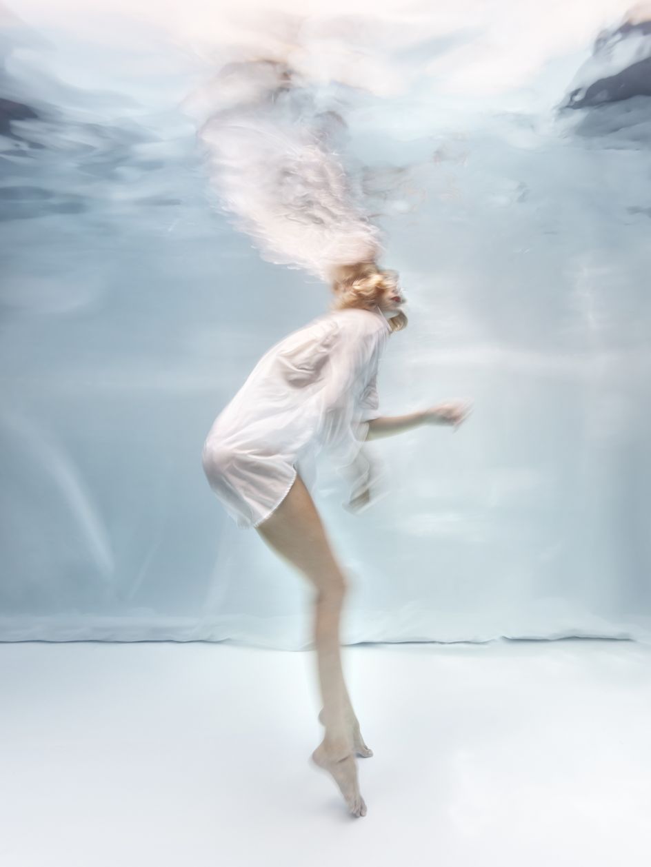 Barbara Cole's underwater dancing photos capture the joy of freely ...