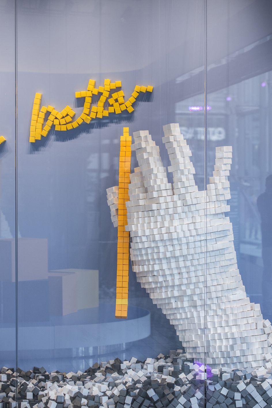 Giant 3D hand sculptures made entirely from 35,000 handmade paper cubes ...
