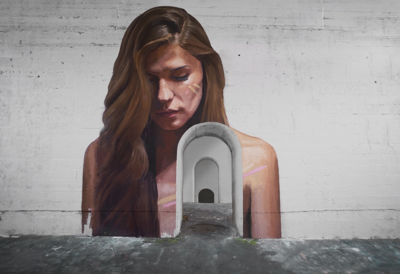 Hyperrealistic street portraits of beautiful women in unexpected places ...