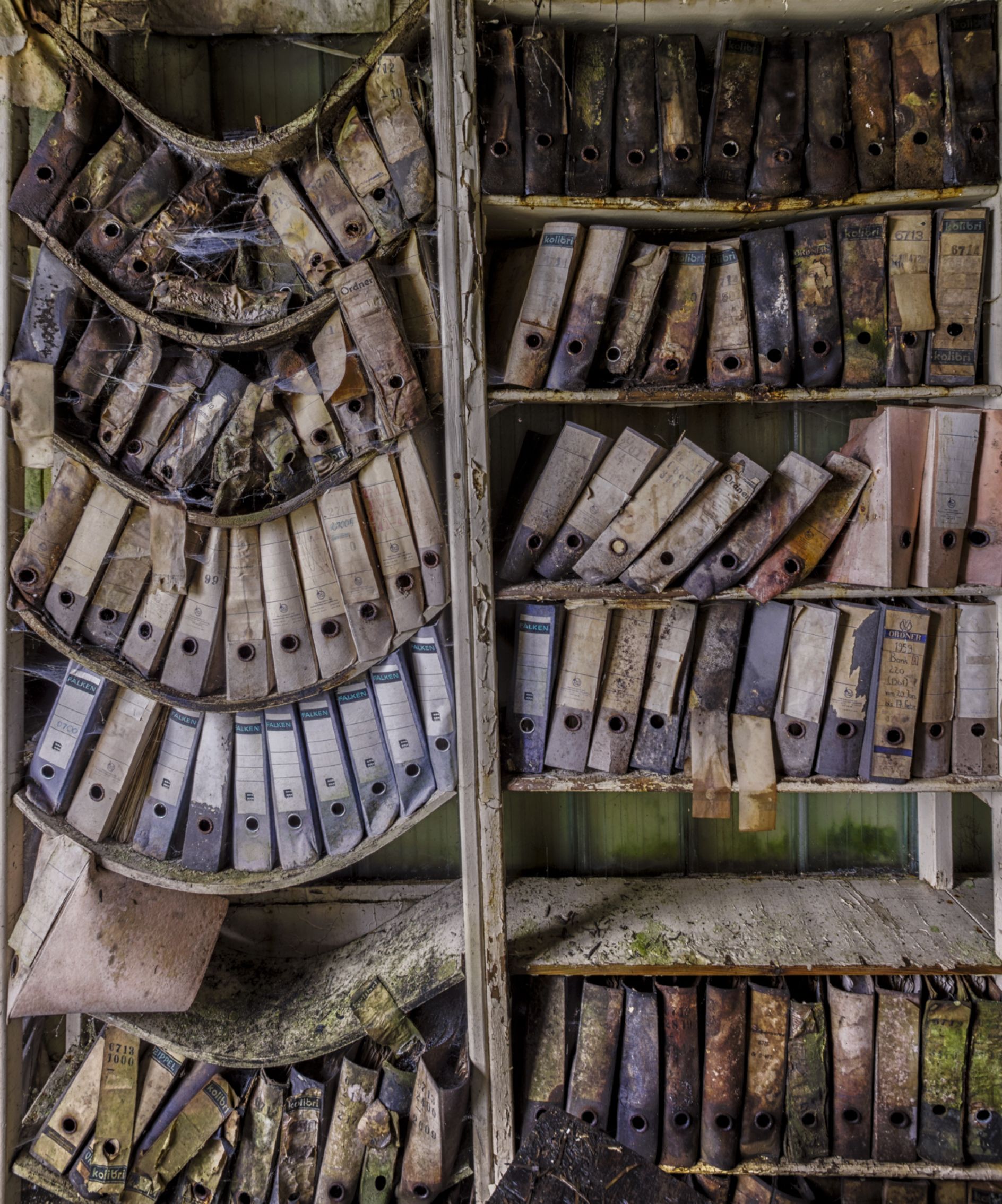 Abandoned Buildings: Photographer shows us a glimpse of the end of the ...