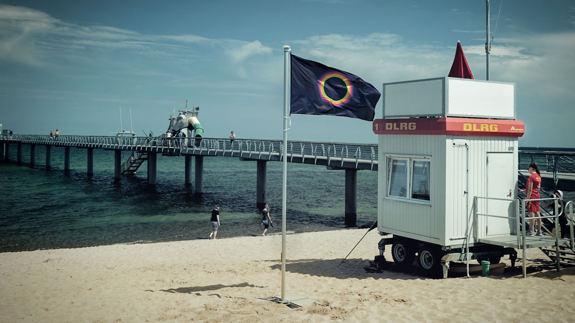 Specially-designed flag alerts beachgoers to dangerous UV levels ...