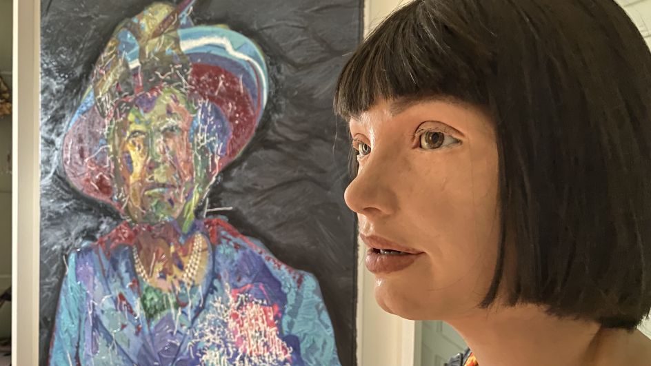 Ai-Da creates the first portrait of the Queen painted by a humanoid ...