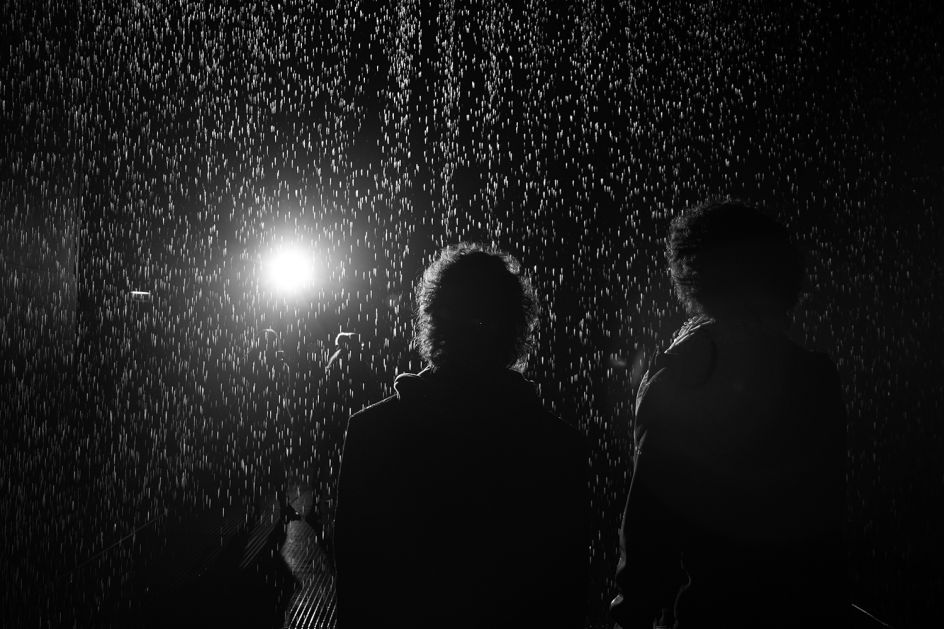 Photographer beautifully captures people enjoying a unique Rain Room ...