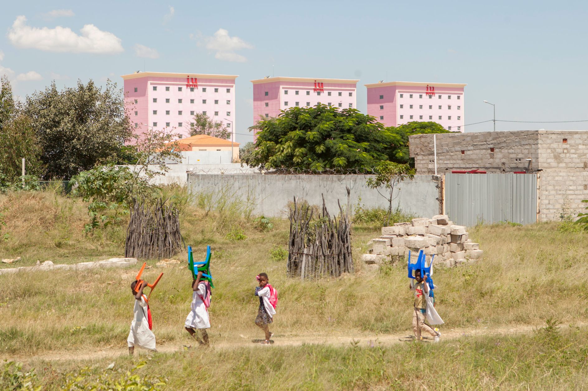 Matteo de Mayda captures the changing face of Angola, and the divide ...