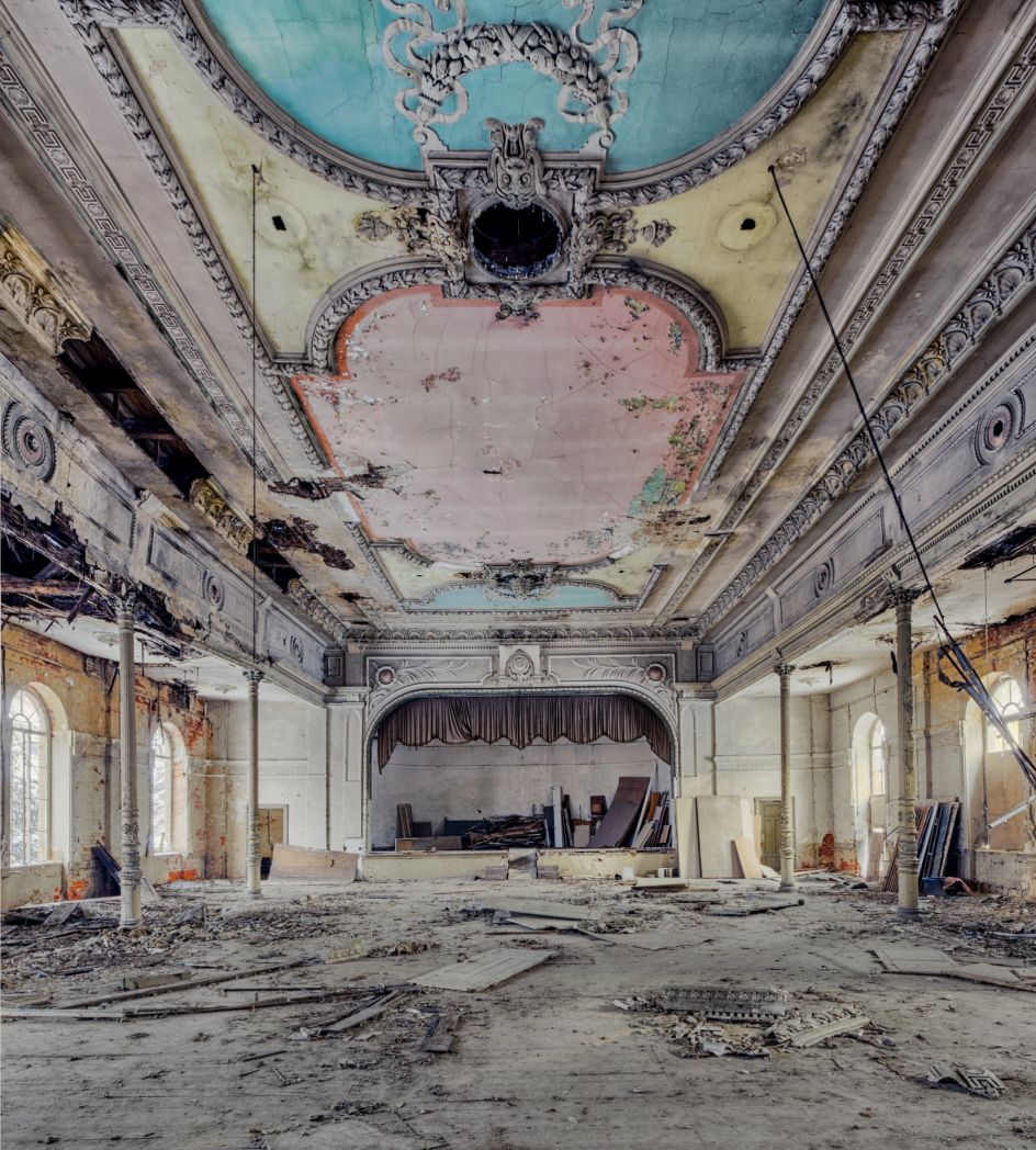 Abandoned Buildings: Photographer shows us a glimpse of the end of the ...