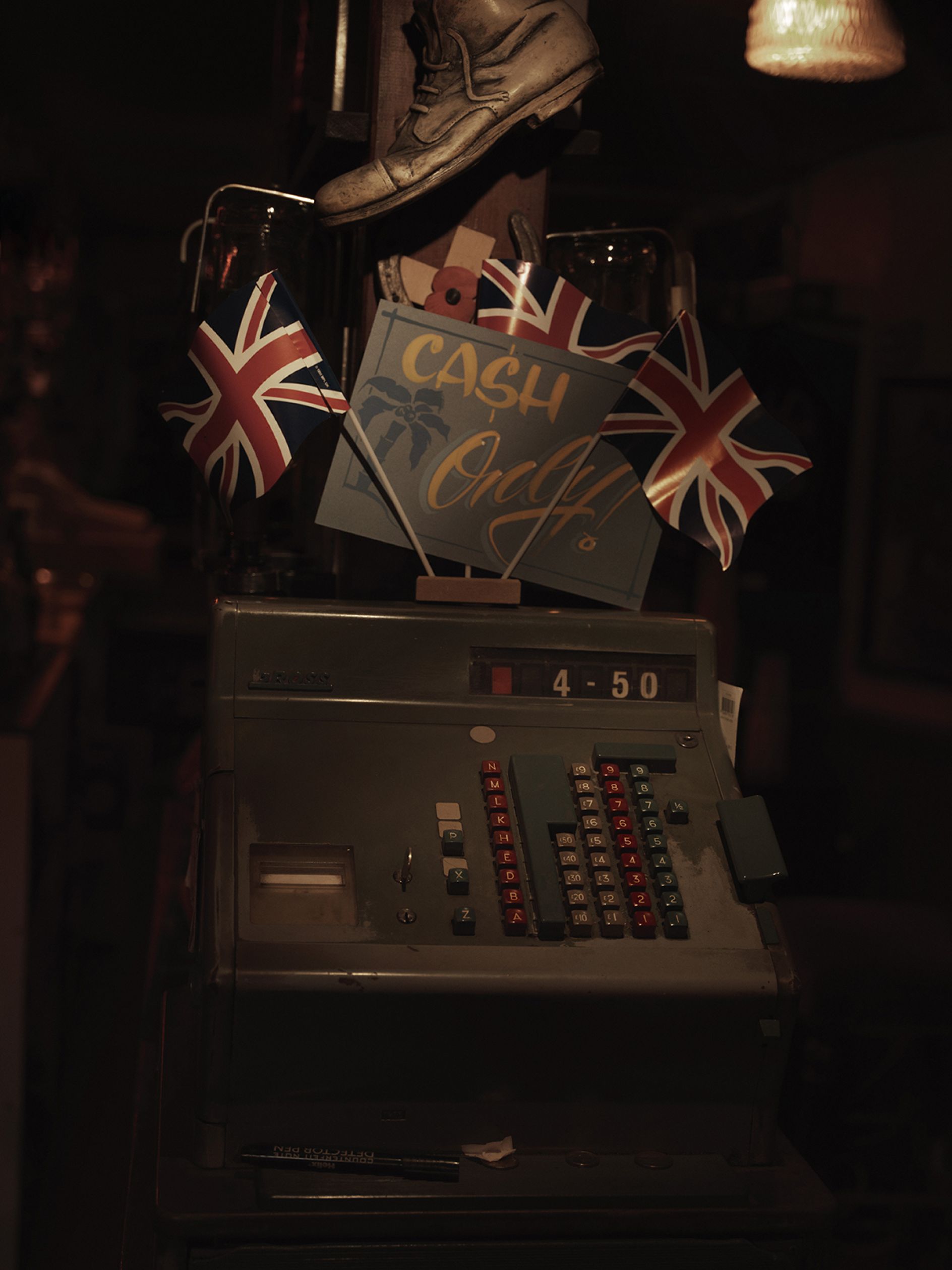 The Last of the Crooners: Tom Oldham captures iconic pub singers in ...