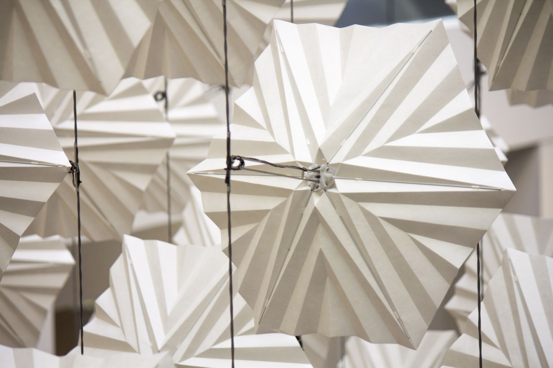 Mesmerising kinetic sculpture that mimics the movement of a flock of ...