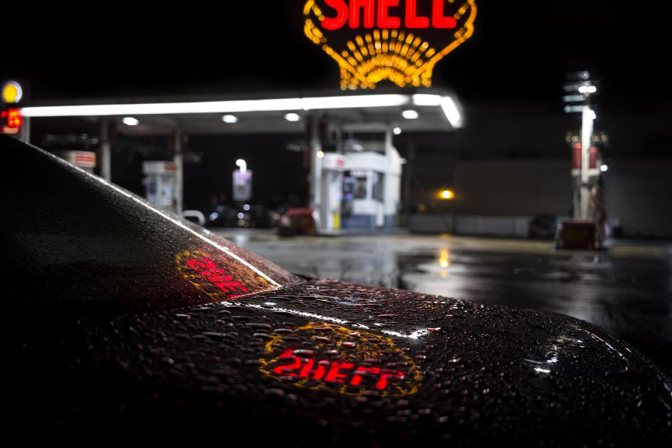 Nocturnal photographs of New England's famous American neon signs ...