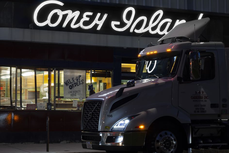 Nocturnal photographs of New England's famous American neon signs ...