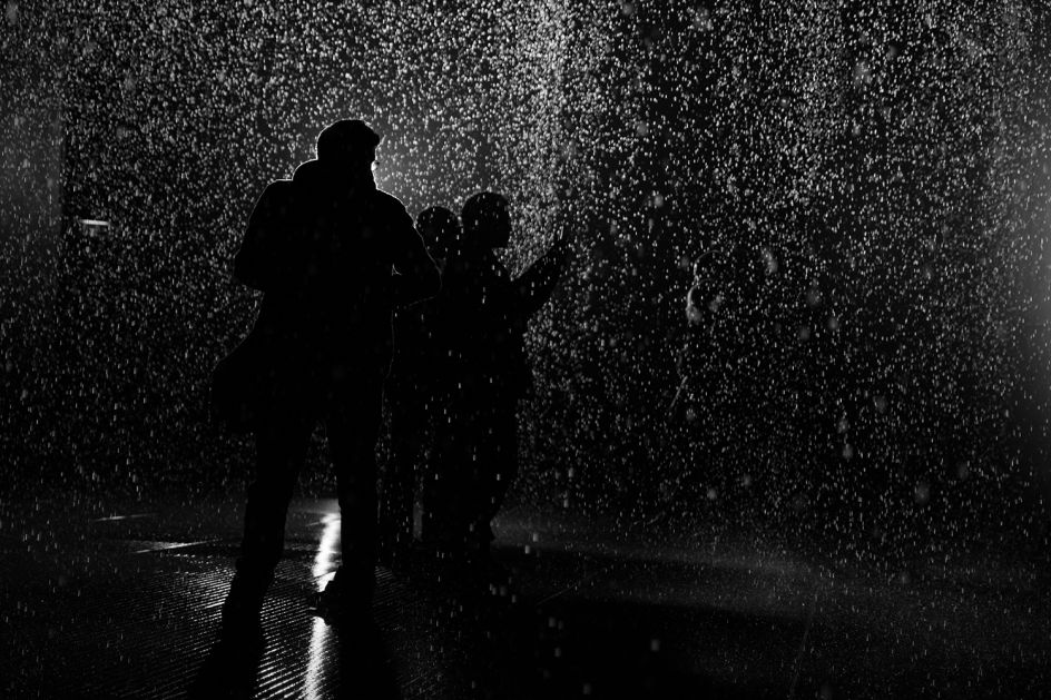 Photographer beautifully captures people enjoying a unique Rain Room ...