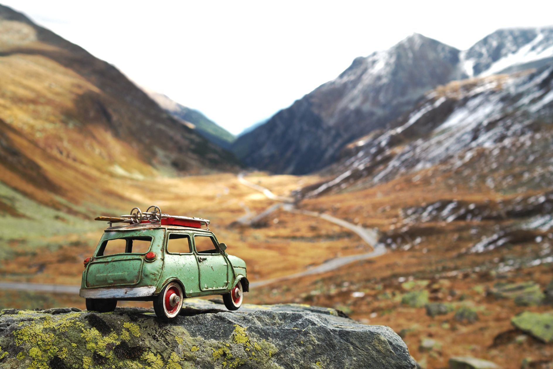 Travelling Cars: Photographer goes on exciting mini adventures with ...