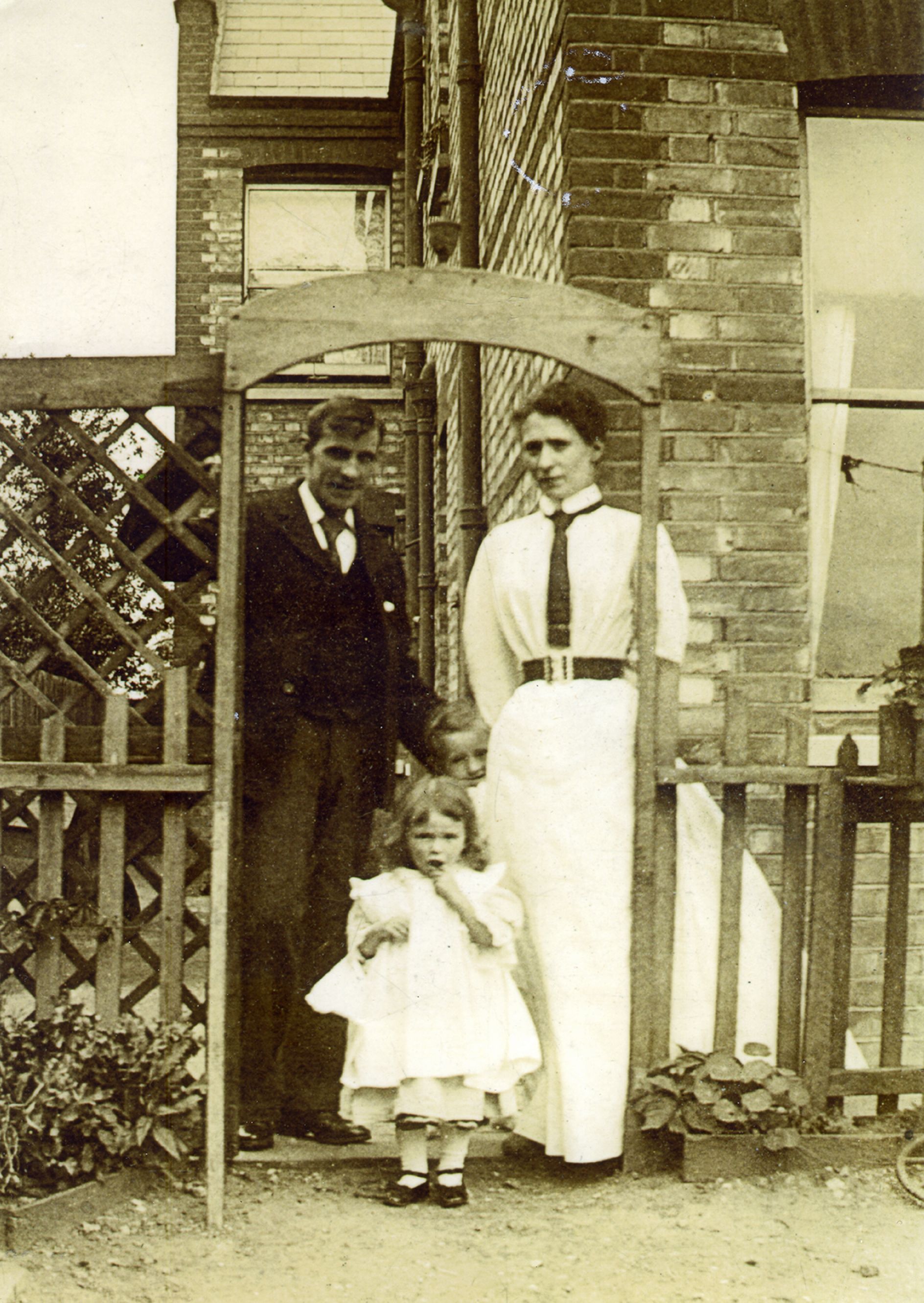 Newly uncovered photographs show London's disappearing working class ...