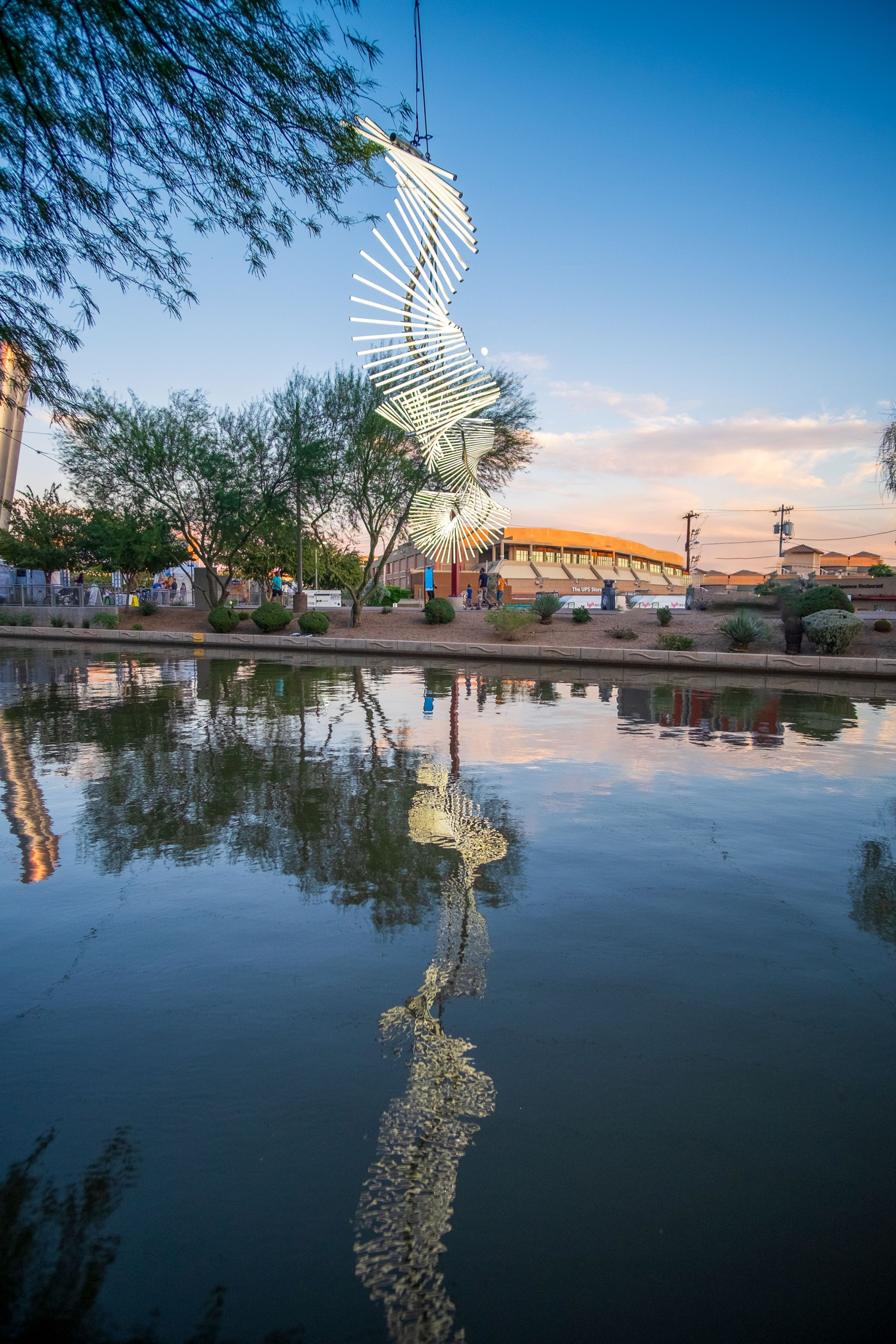 A new light sculpture in Arizona, inspired by the swarming of fish and ...