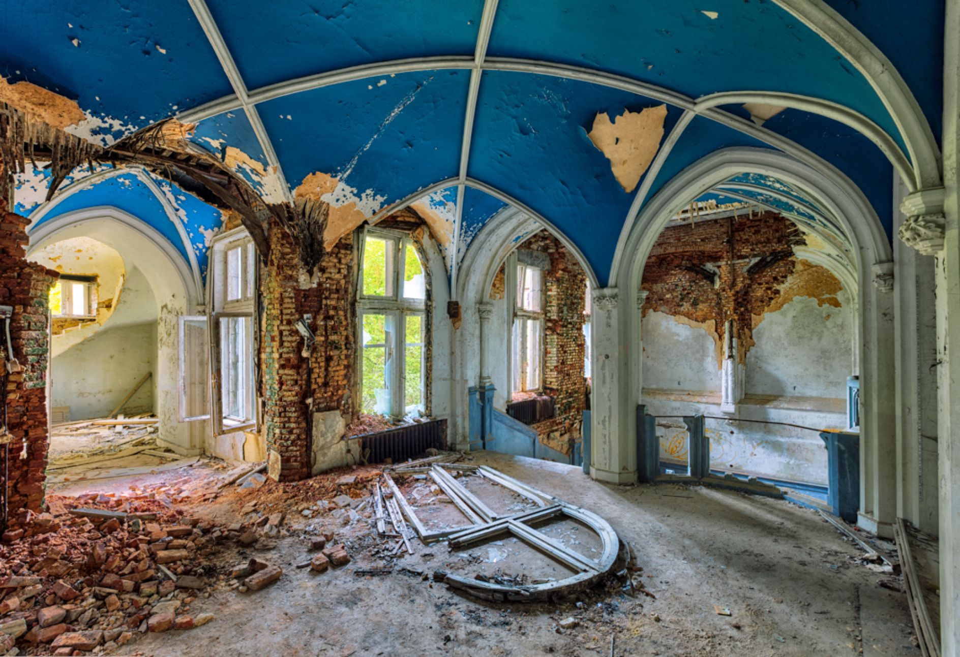 Abandoned Buildings: Photographer shows us a glimpse of the end of the ...