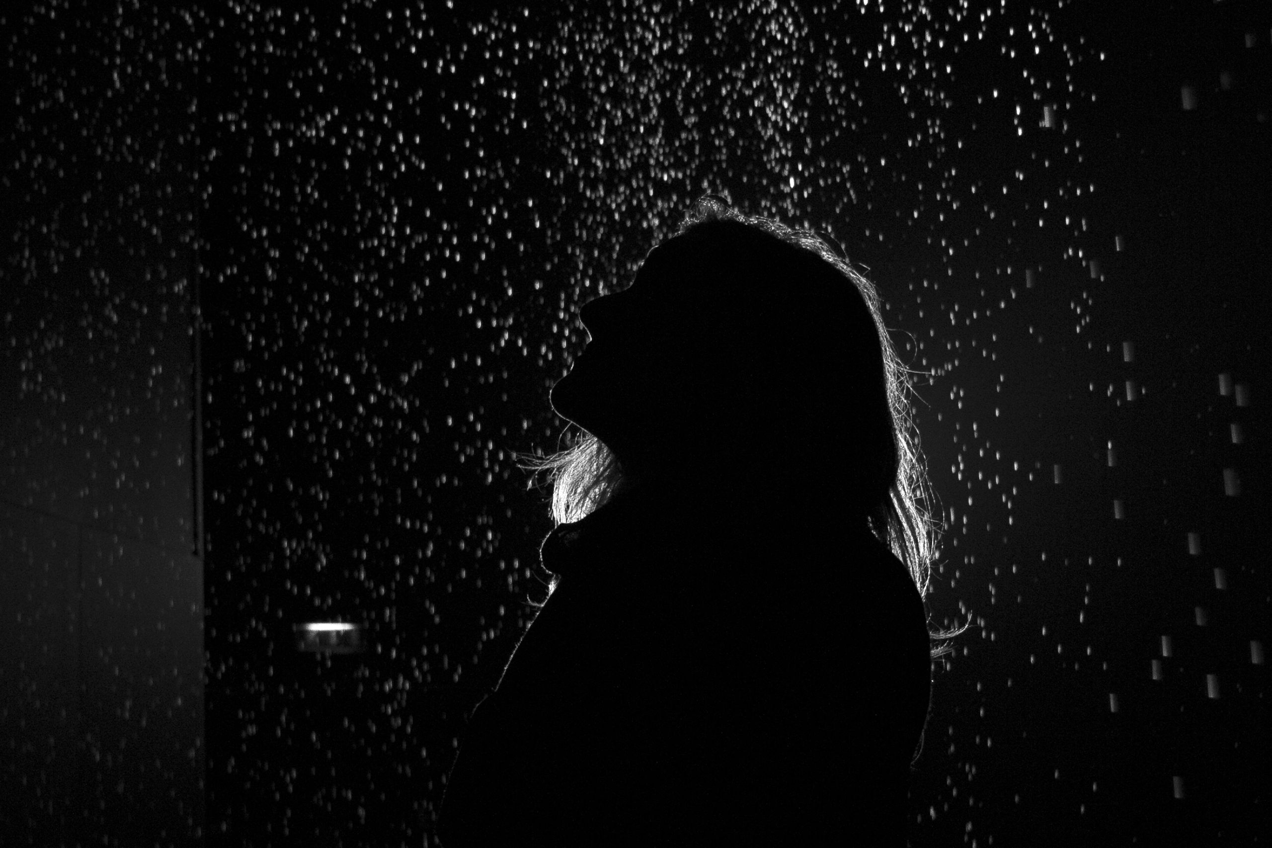 Photographer beautifully captures people enjoying a unique Rain Room ...