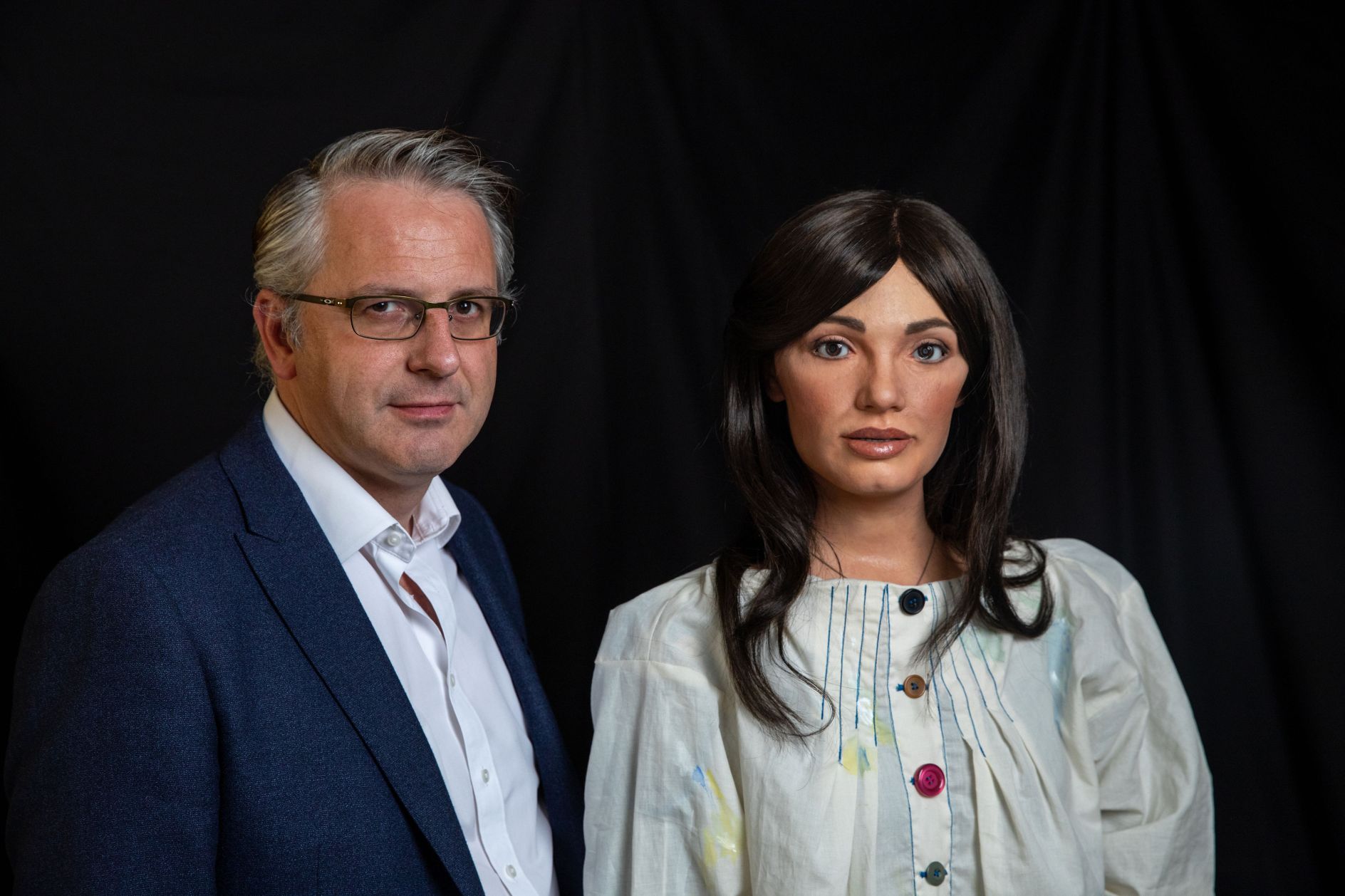 Meet Ai-Da – the world's first robot artist, capable of drawing people ...