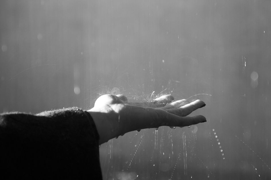 Photographer beautifully captures people enjoying a unique Rain Room ...
