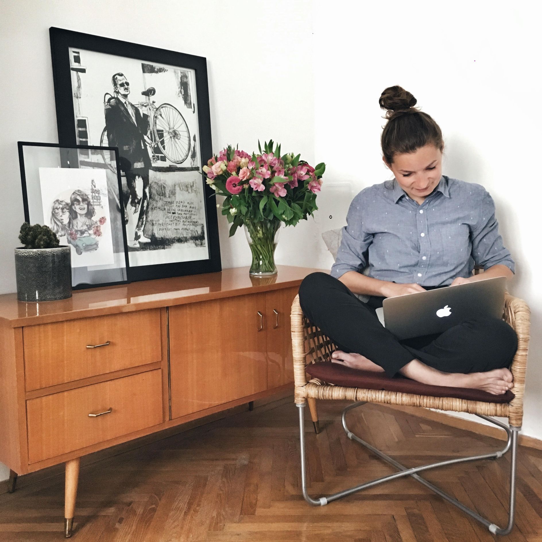 An intriguing peek inside Monika Kanokova's home office and mobile work ...