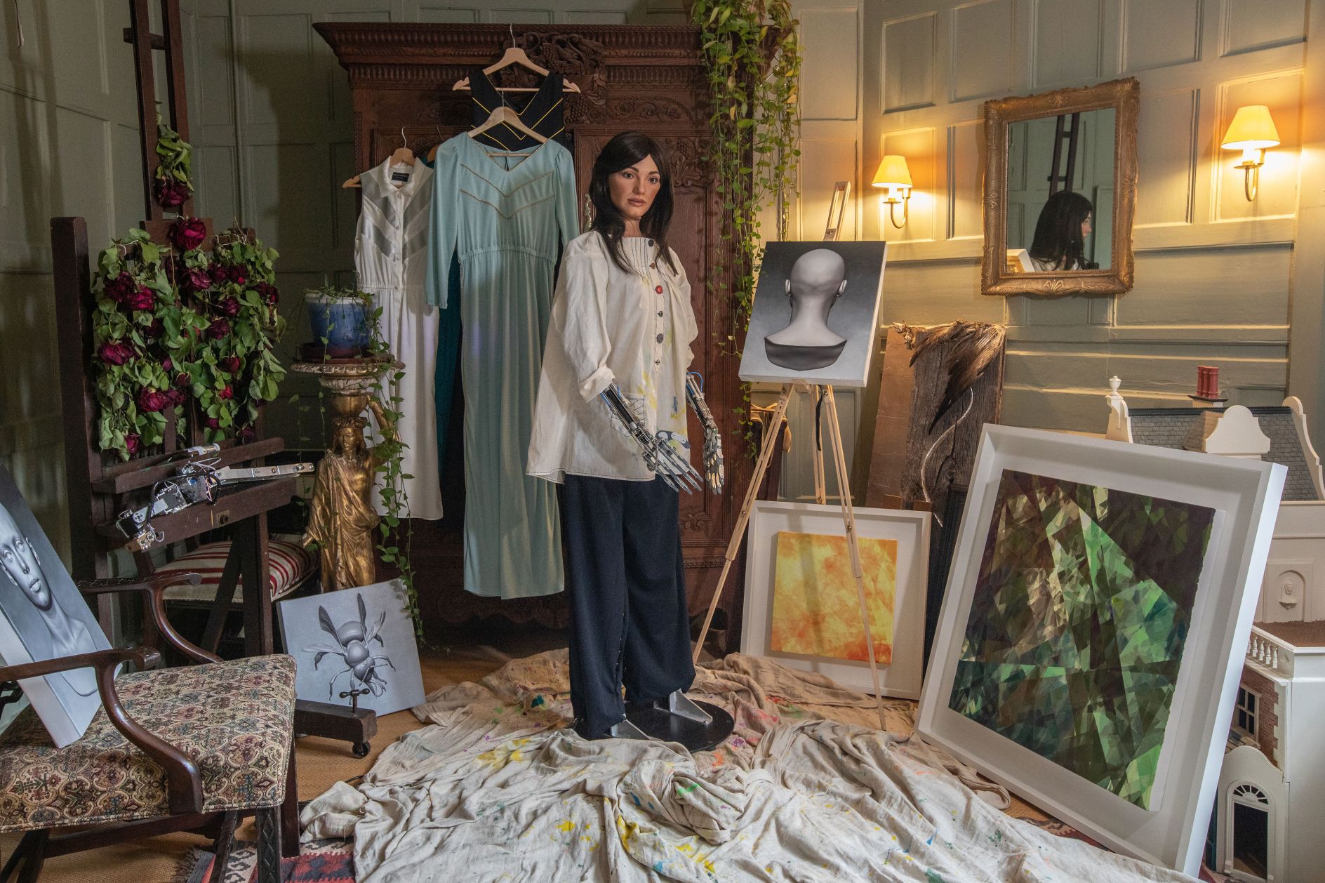 Meet Ai-Da – the world's first robot artist, capable of drawing people ...