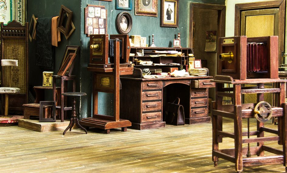 Artist painstakingly replicates a photography studio from the 1900s in ...
