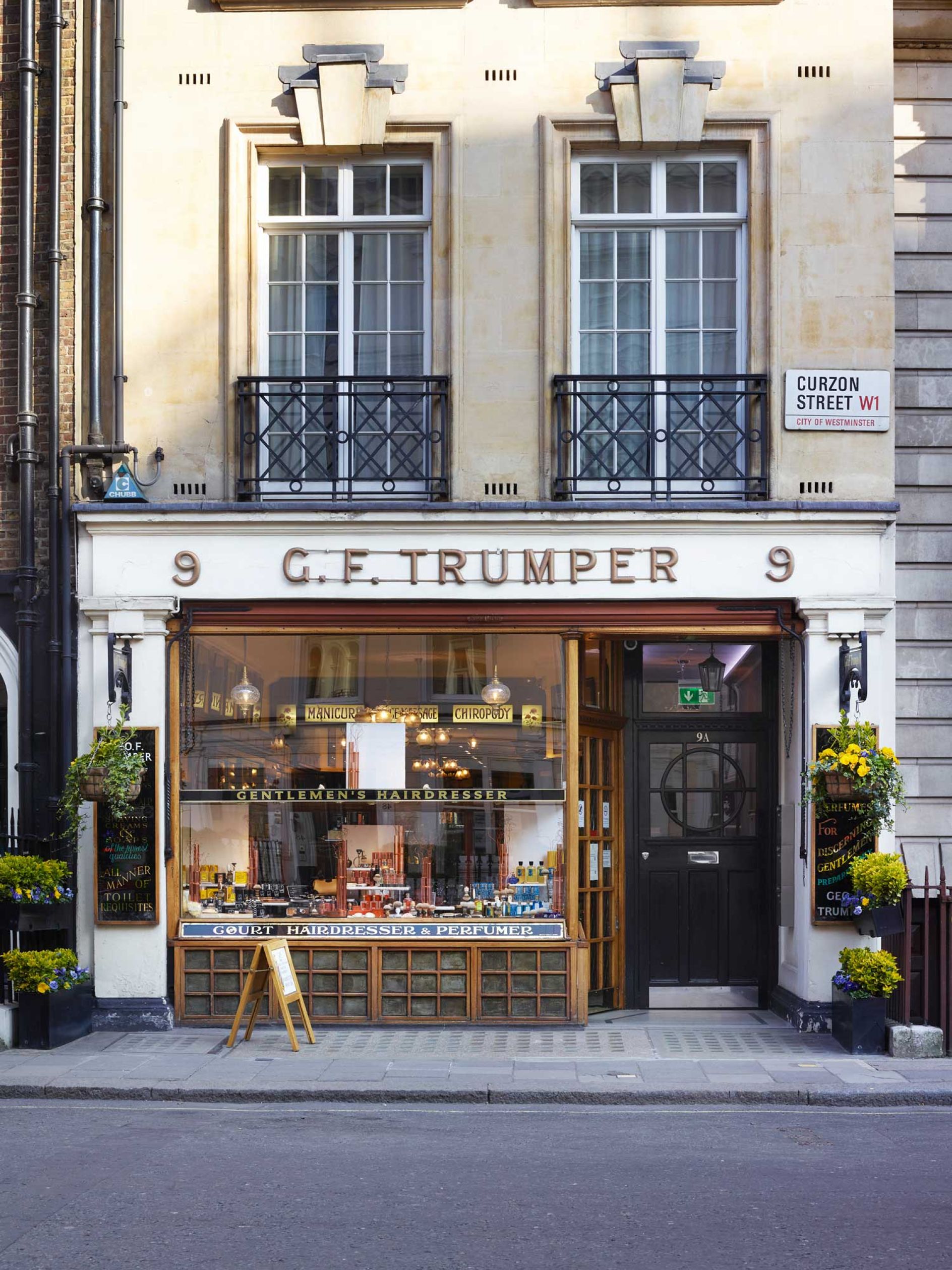London's eccentric 'never explain' attitude explored via photos of its ...