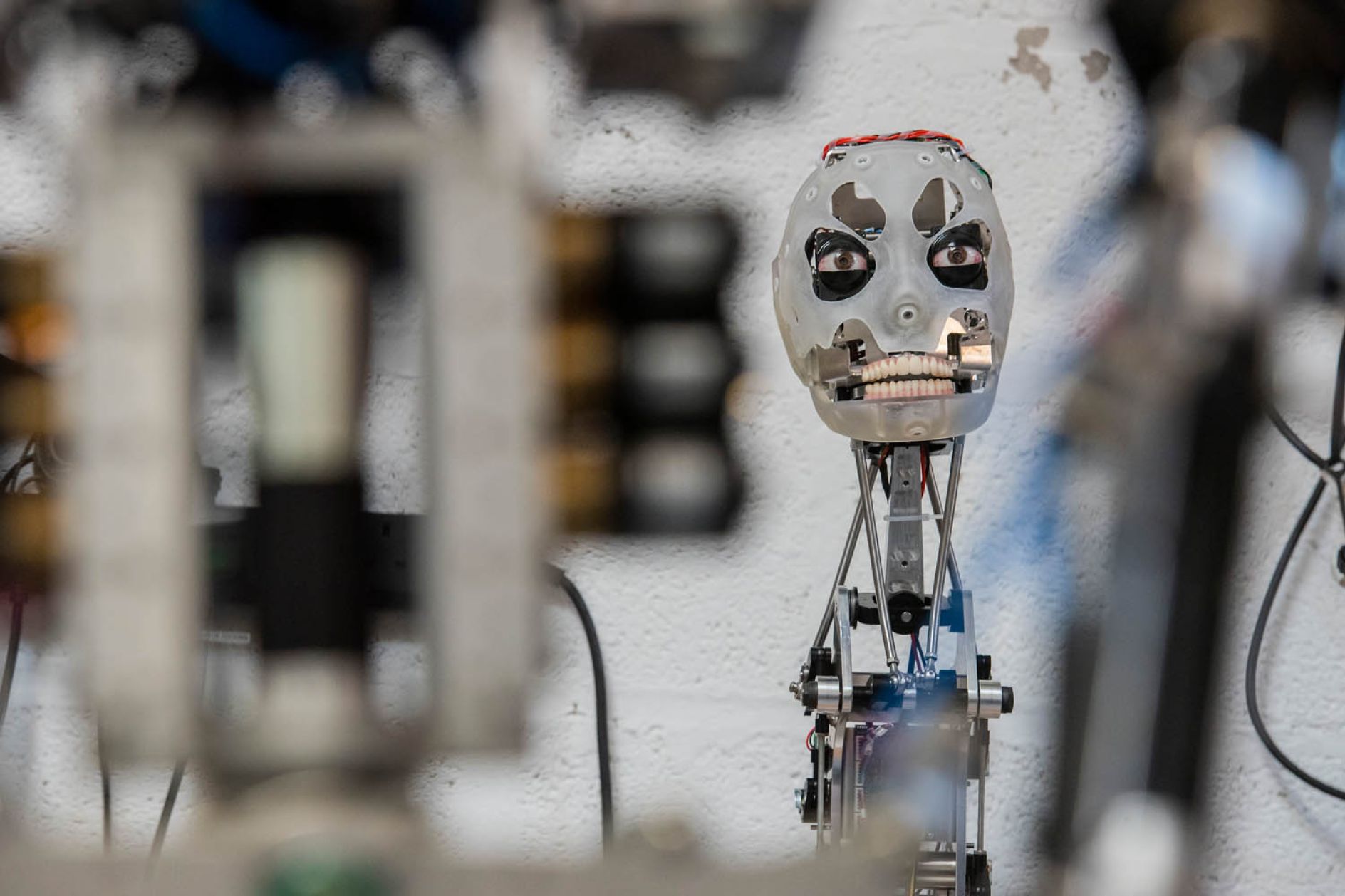 Meet Ai-Da – the world's first robot artist, capable of drawing people ...