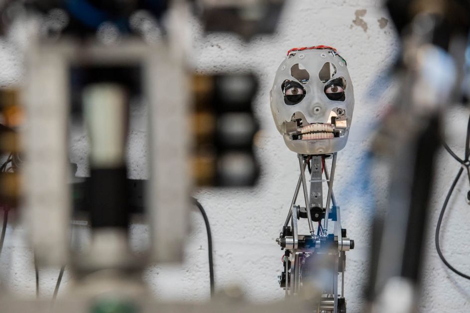 Meet Ai-Da – the world's first robot artist, capable of drawing people ...