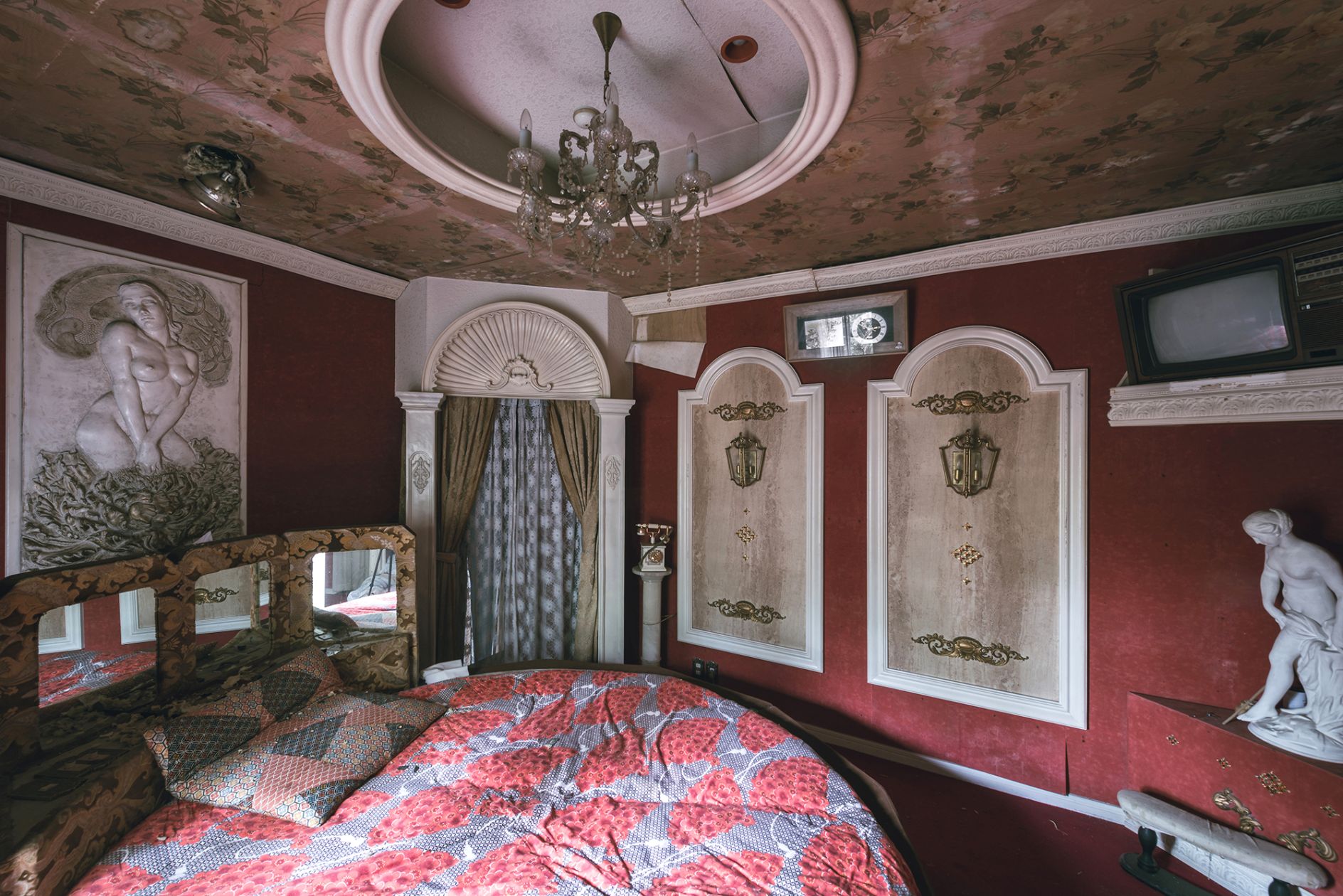 Photographer Bob Thissen beautifully captures one of Japan's abandoned ...