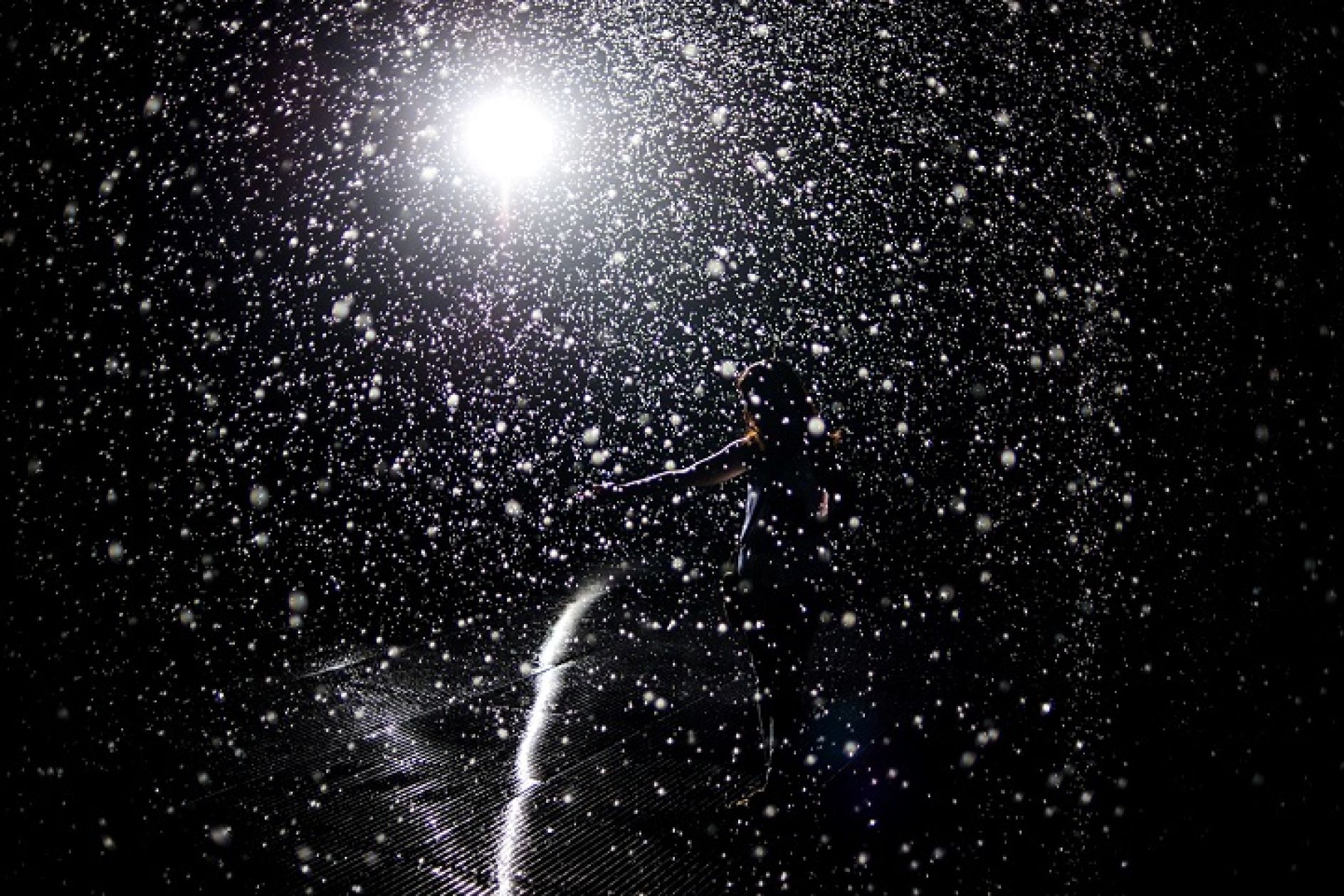 Rain Room: Art installation that lets you experience rain indoors ...