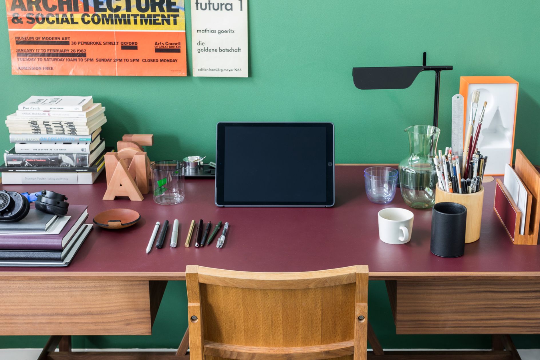 DeskTop: Photographs of the desks of London's most inspirational ...