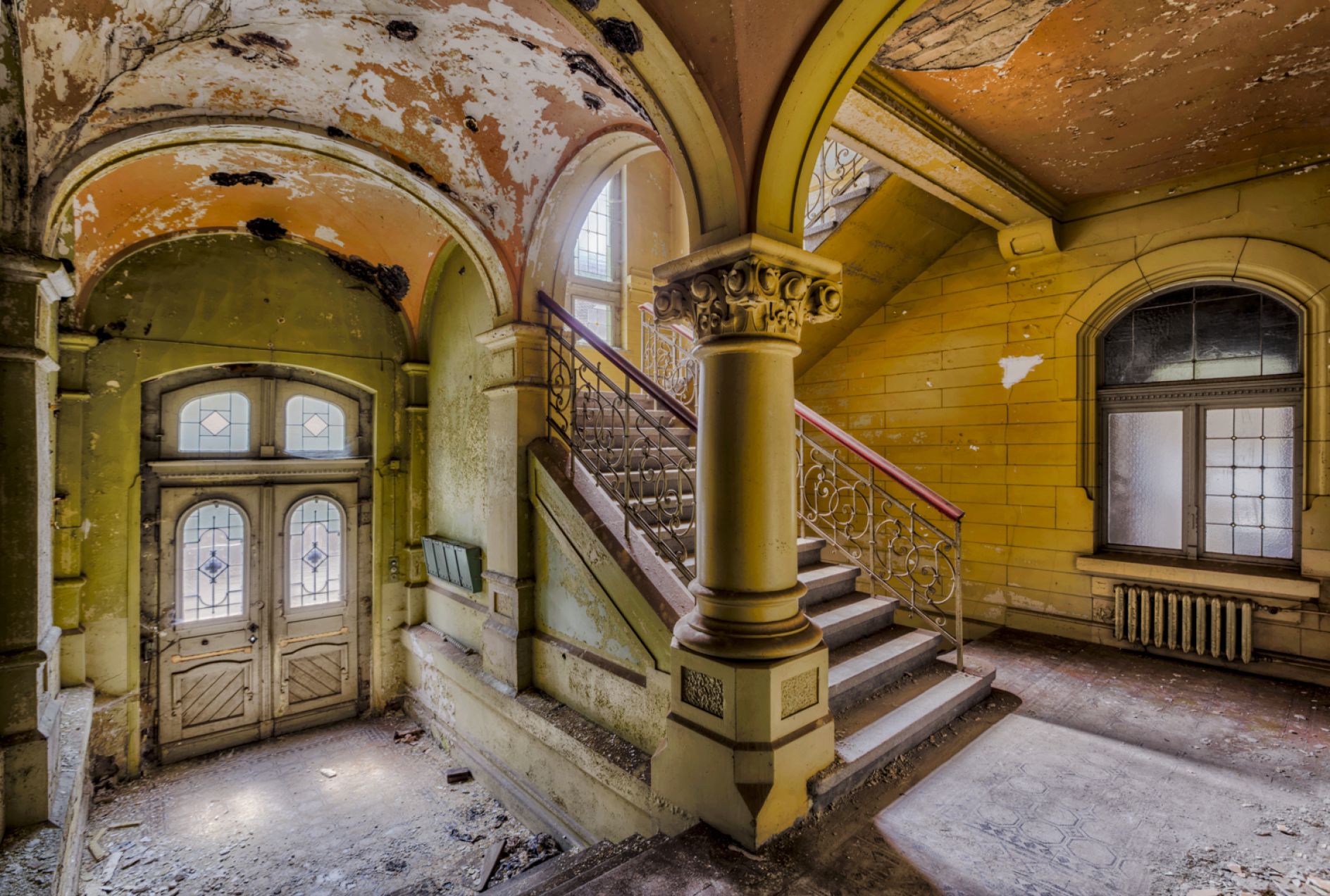 Abandoned Buildings: Photographer shows us a glimpse of the end of the ...
