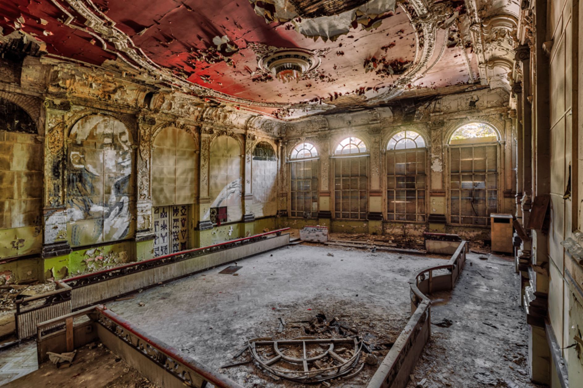 Abandoned Buildings: Photographer shows us a glimpse of the end of the ...