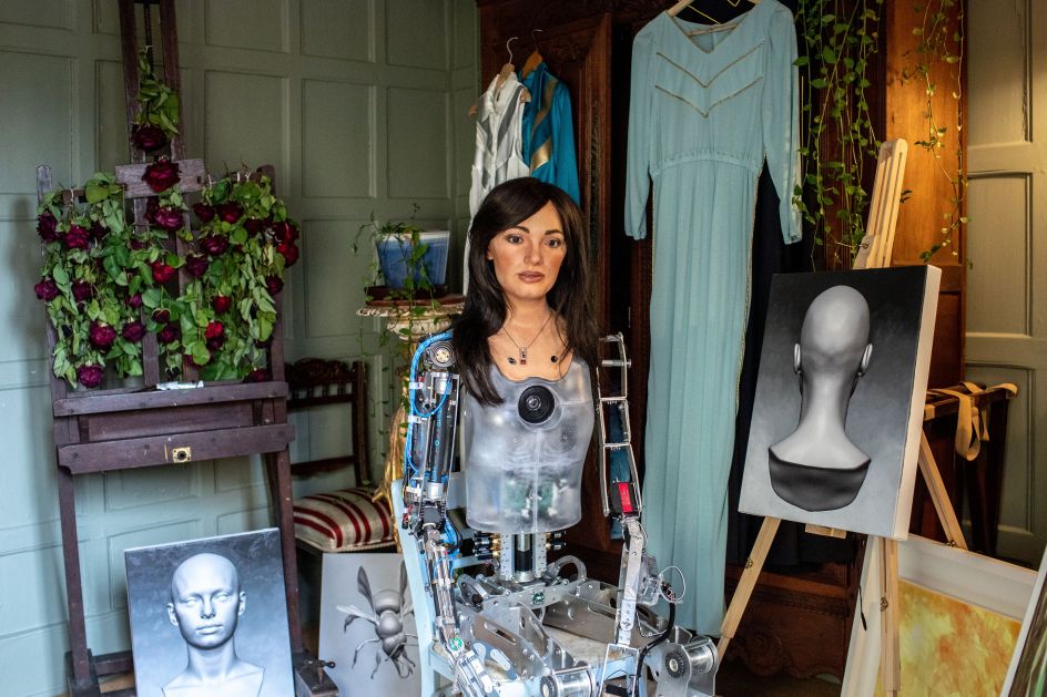 Meet Ai-Da – the world's first robot artist, capable of drawing people ...