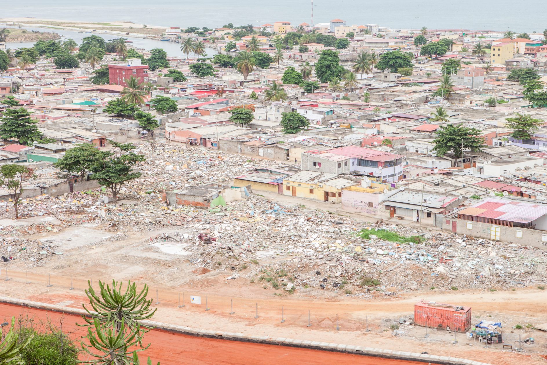 Matteo de Mayda captures the changing face of Angola, and the divide ...