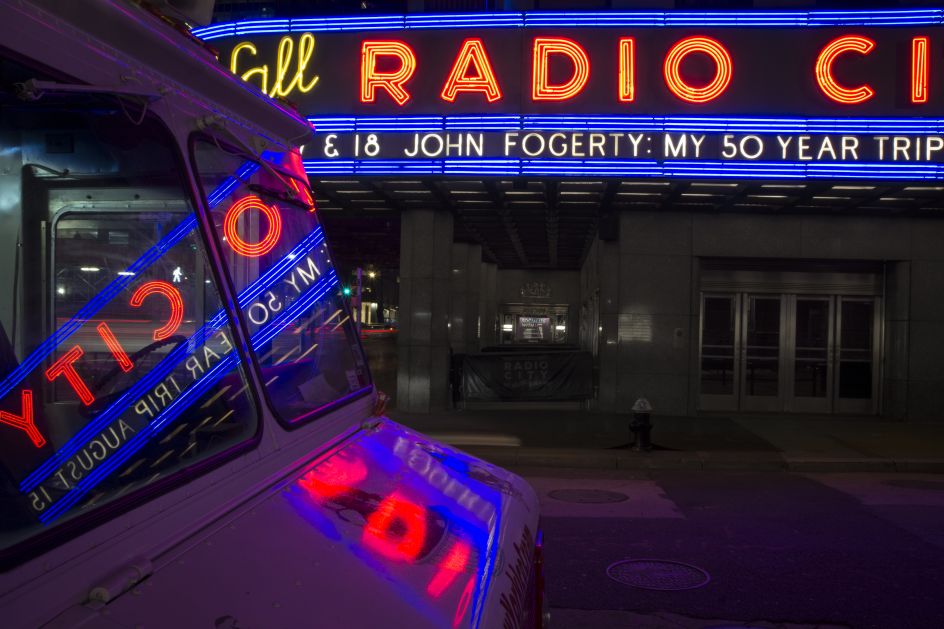 Nocturnal photographs of New England's famous American neon signs ...