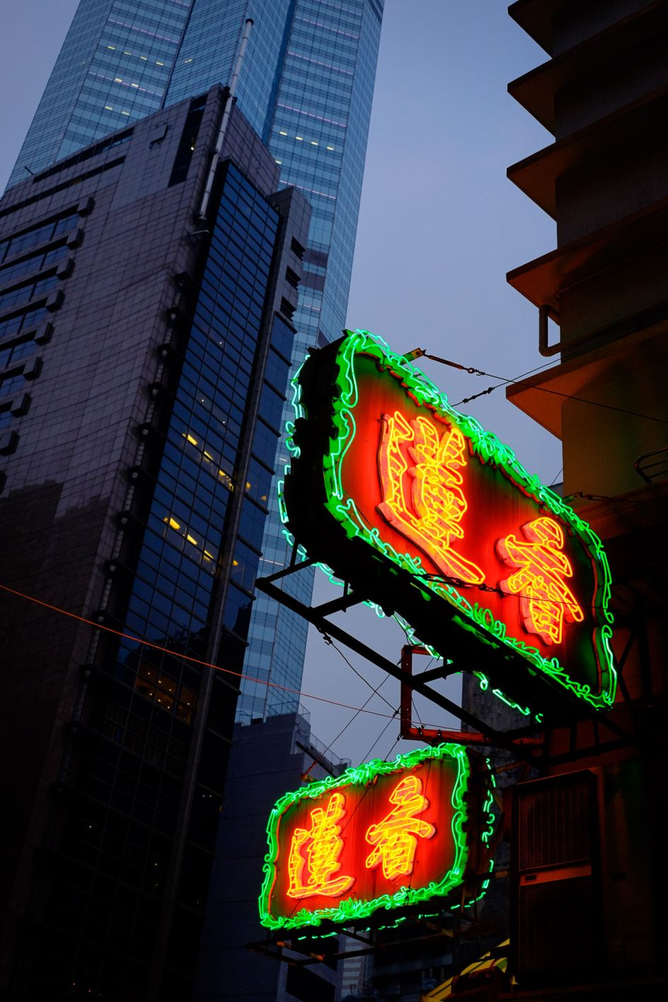 Photographer captures the bright neon signs of Hong Kong before they ...