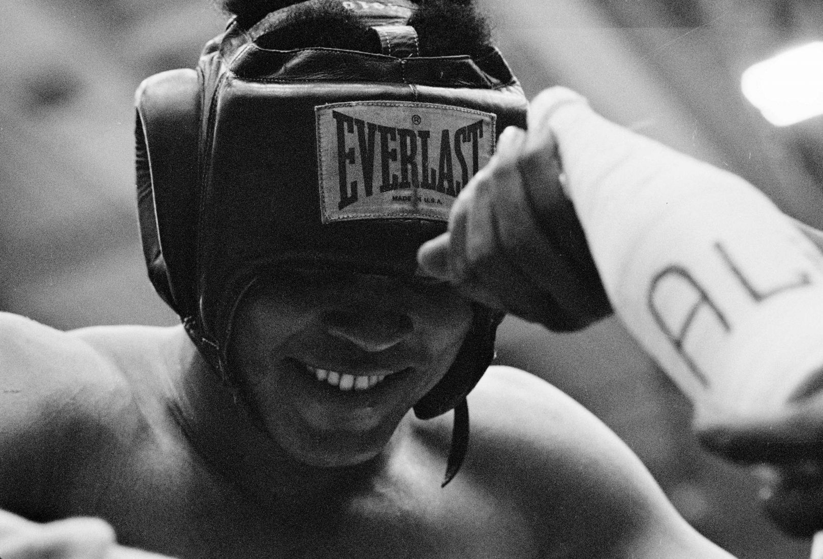 Rare and extraordinary photographs of Muhammad Ali preparing for his ...