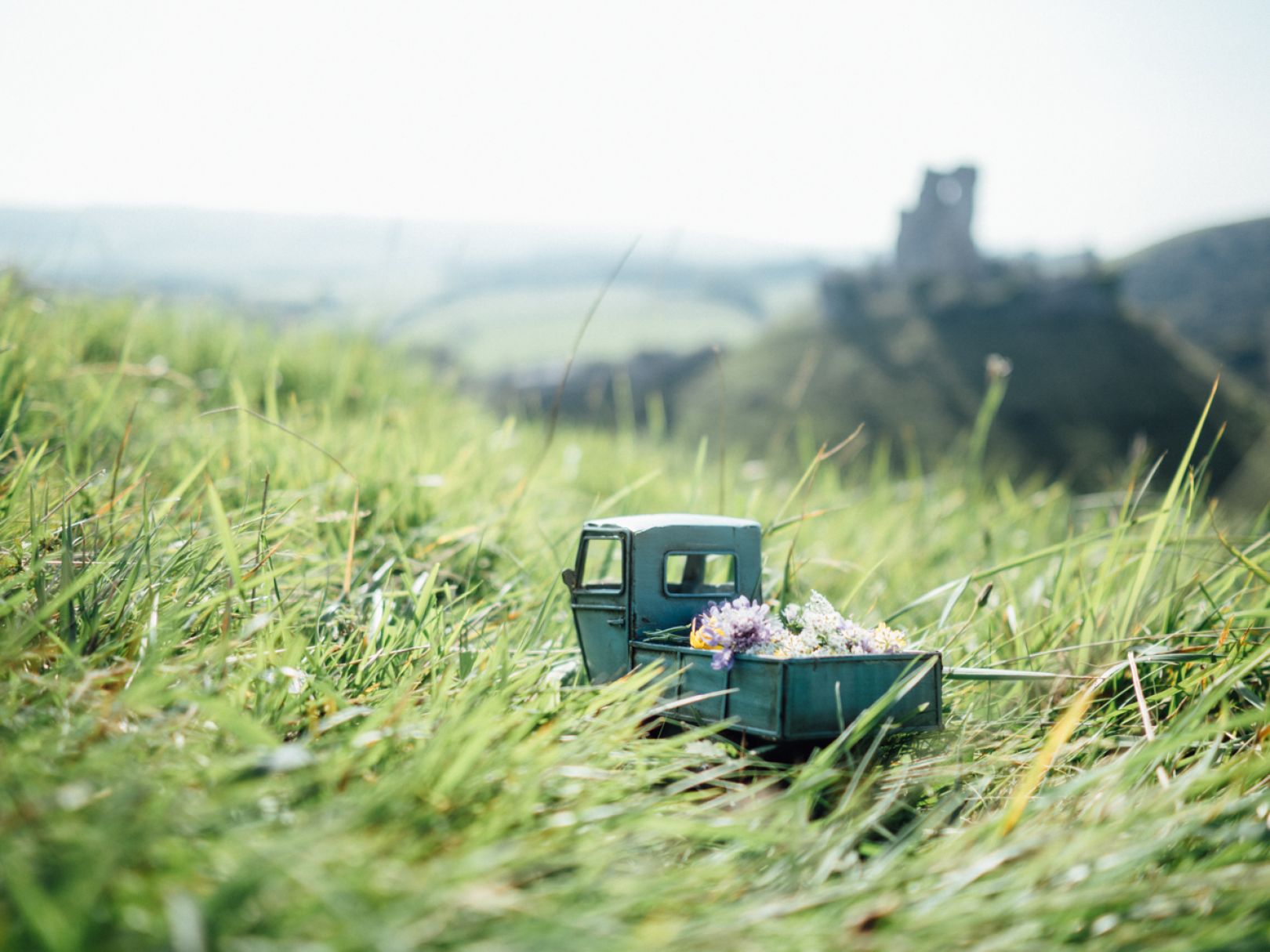 Travelling Cars: Photographer goes on exciting mini adventures with ...