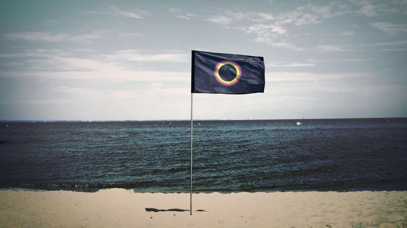 Specially-designed flag alerts beachgoers to dangerous UV levels ...