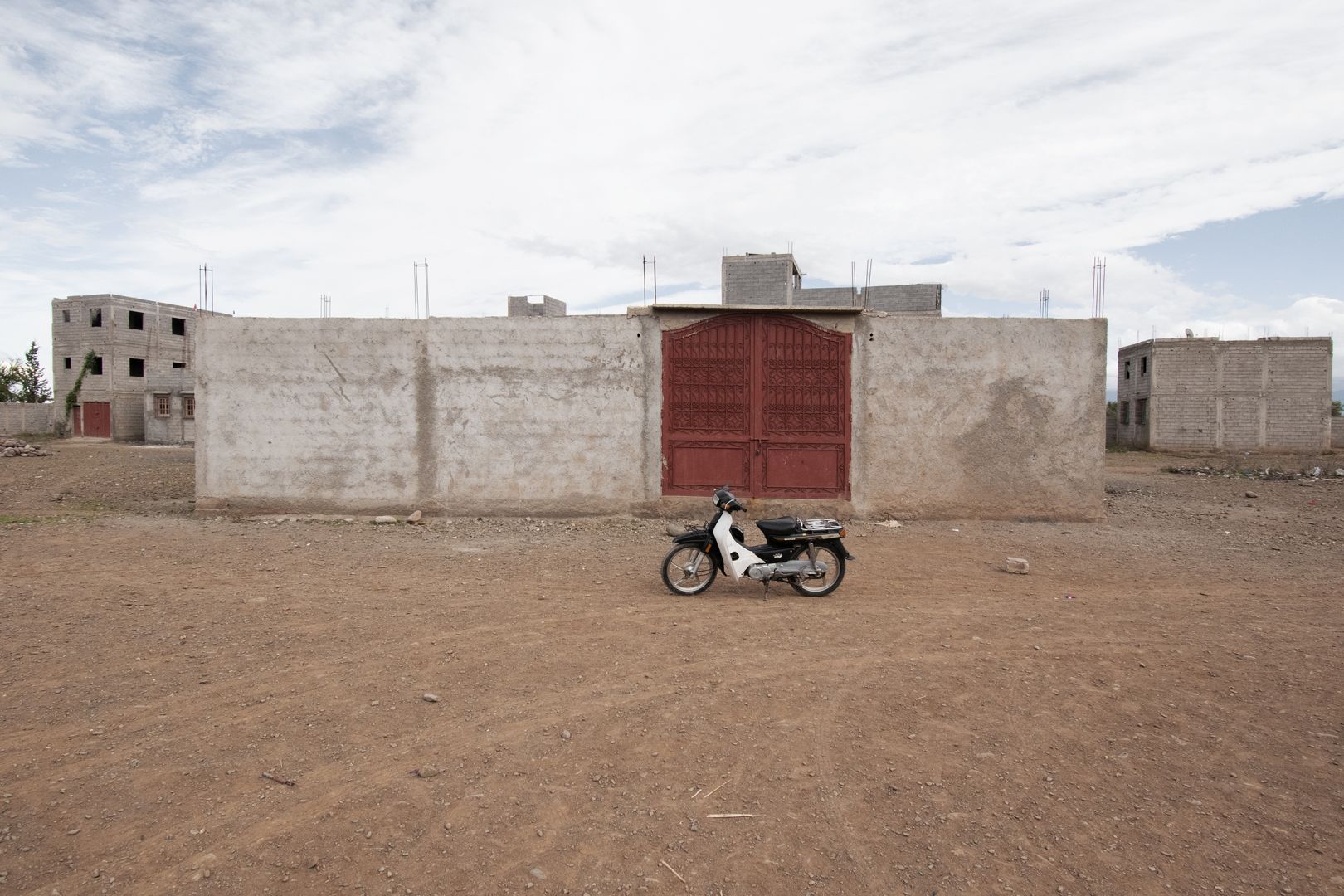Stuart Allen's beautiful, minimalist photographs of lone buildings in ...